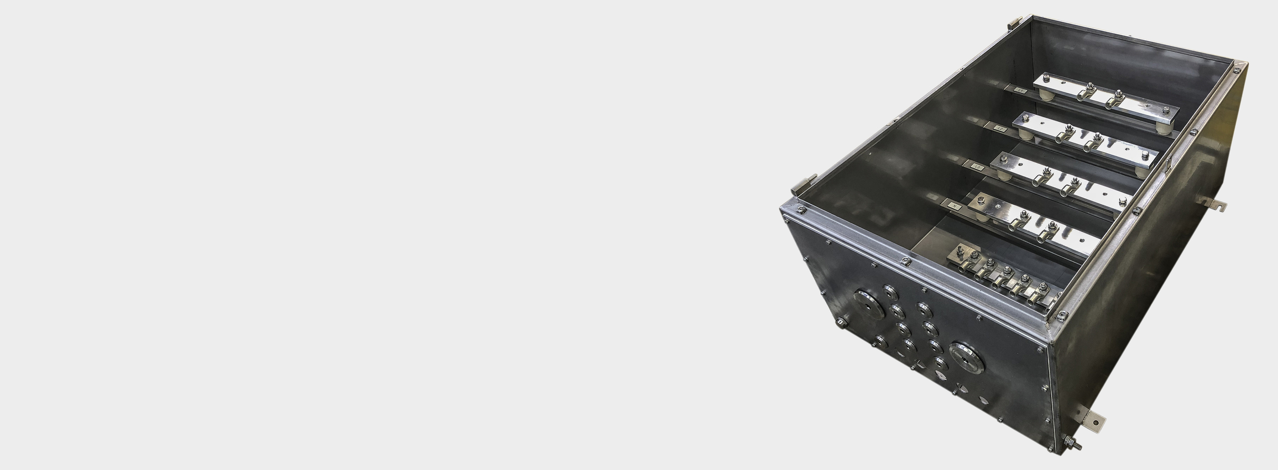 Flexible tiered busbar enclosure for high current application | Abtech